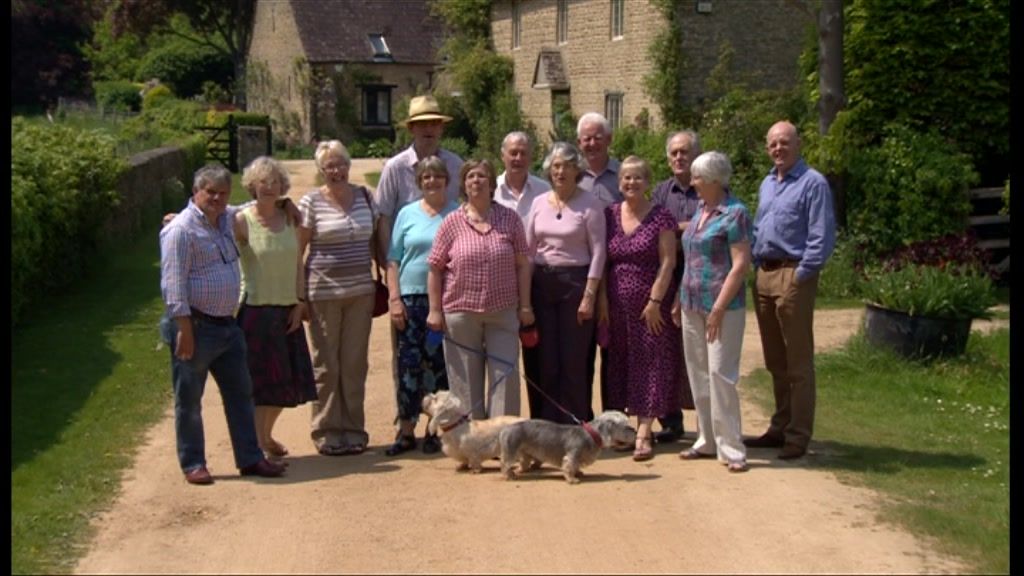 Villagers head to West End for premiere - BBC News
