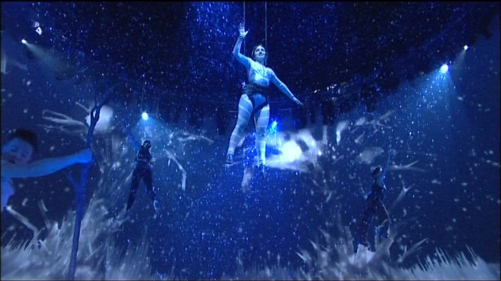 'Magical' CS Lewis play opens in Kensington Gardens - BBC News