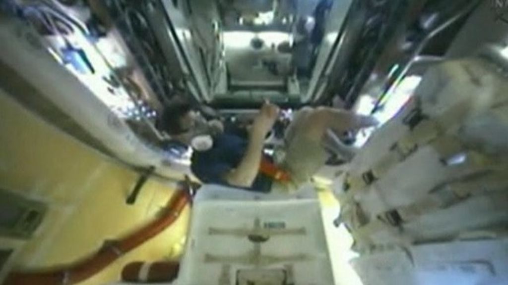 ISS crew unload SpaceX Dragon's cargo - BBC News