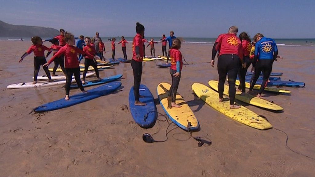 Surfing day for military children - BBC News
