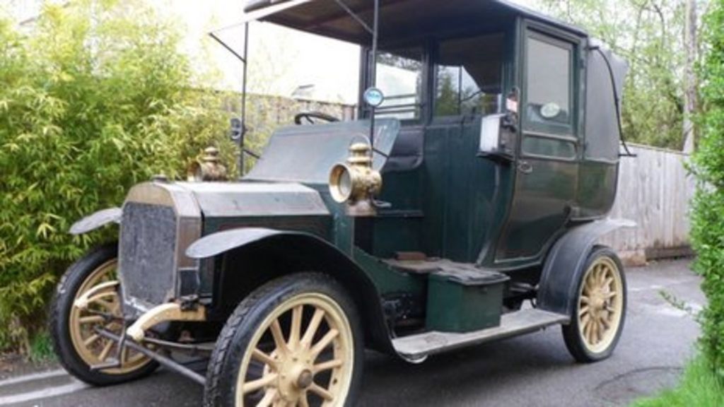 Rare classic car found in Gloucestershire is sold for £22,000 - BBC News