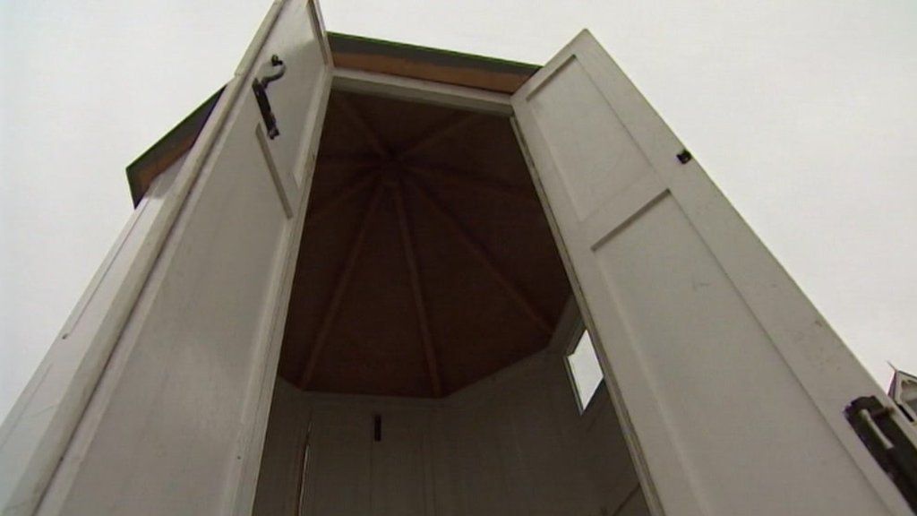 Replica of George III's Weymouth bathing machine refurbished - BBC News