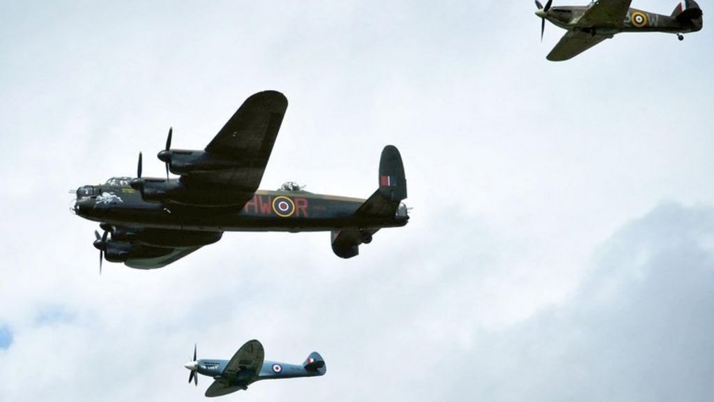 Battle of Britain Spitfire pilot honoured with flypast - BBC News