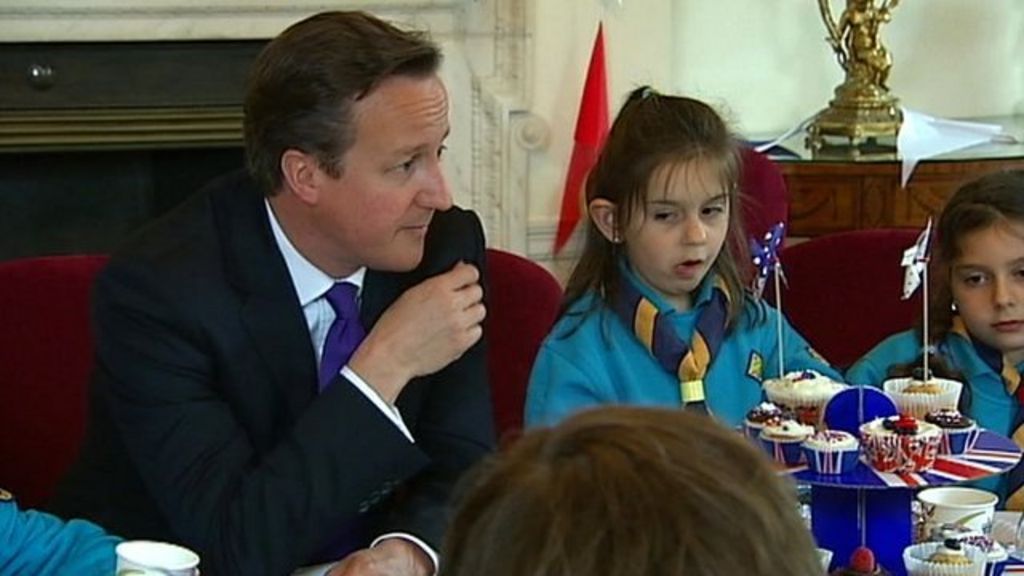 Diamond Jubilee: David Cameron hosts Downing Street party - BBC News