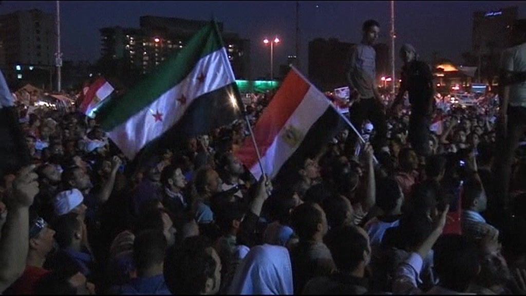 Tahrir Square protest continues over police trial - BBC News