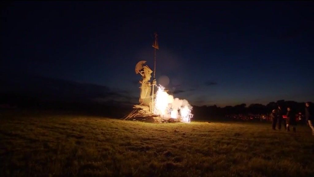 East Hoathly marks Jubilee with Britannia bonfire - BBC News