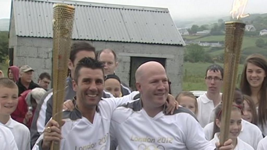 Olympic torch crosses Irish border - BBC News