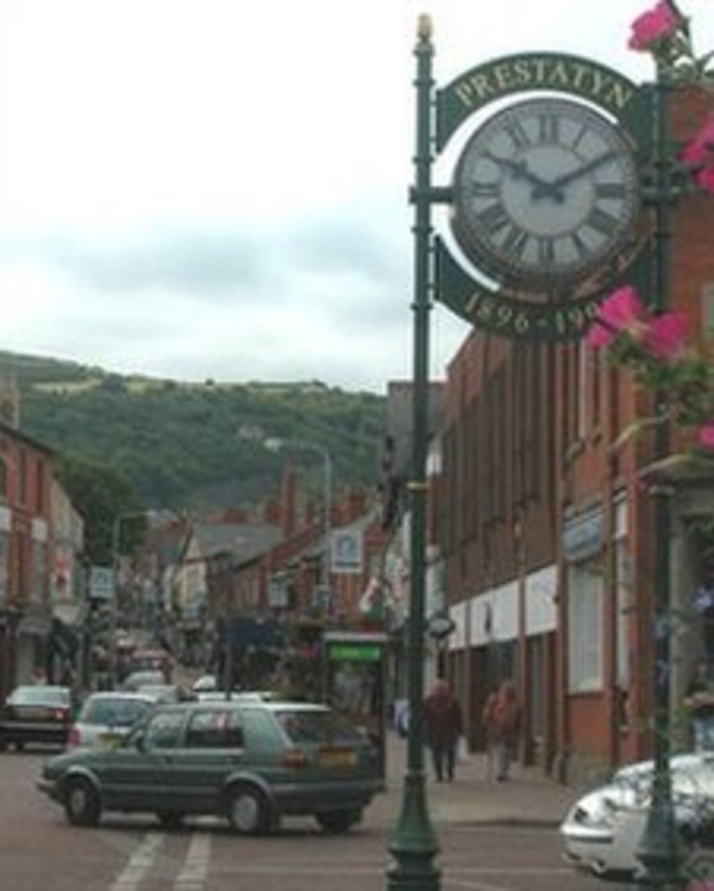 Prestatyn town centre traffic flow changes delayed - BBC News