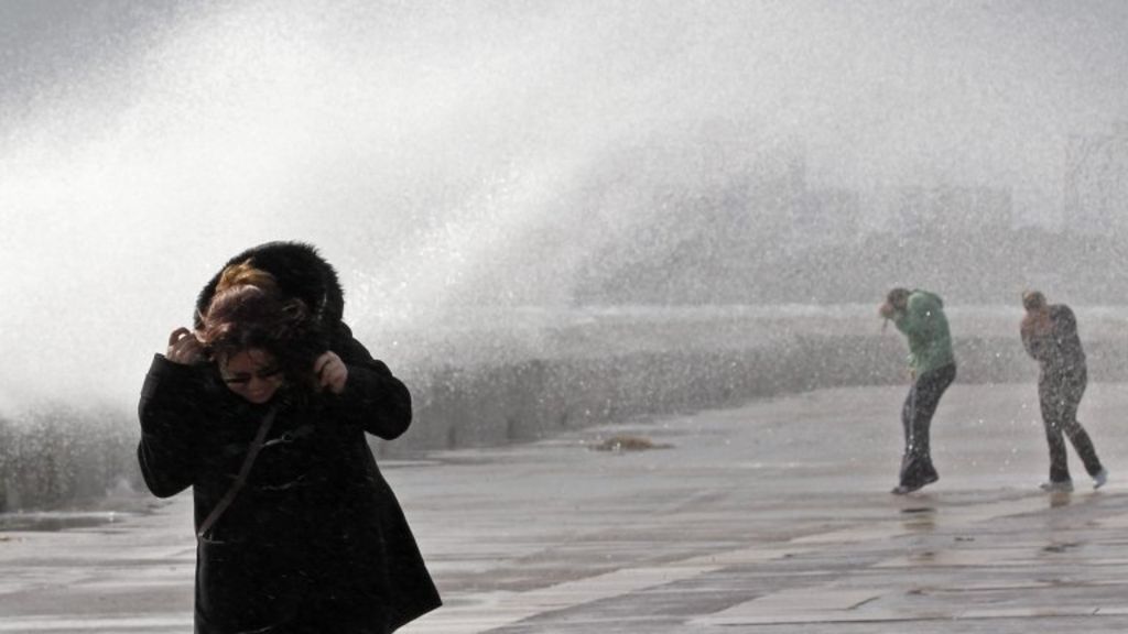 How the jet stream changes UK weather - BBC News