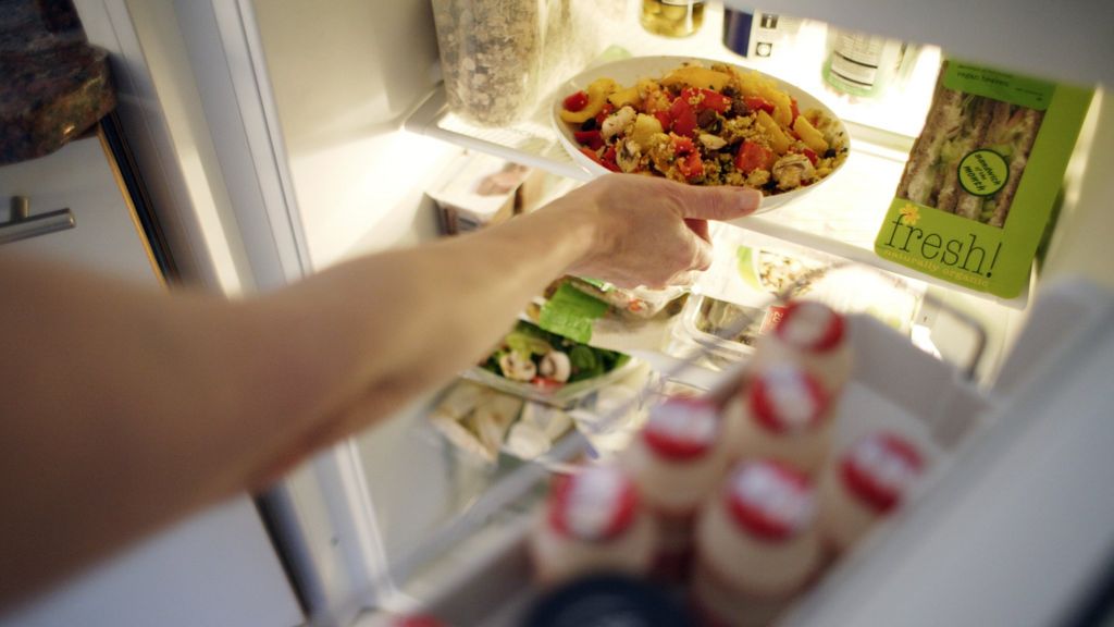 People 'taking more food risks' - BBC News
