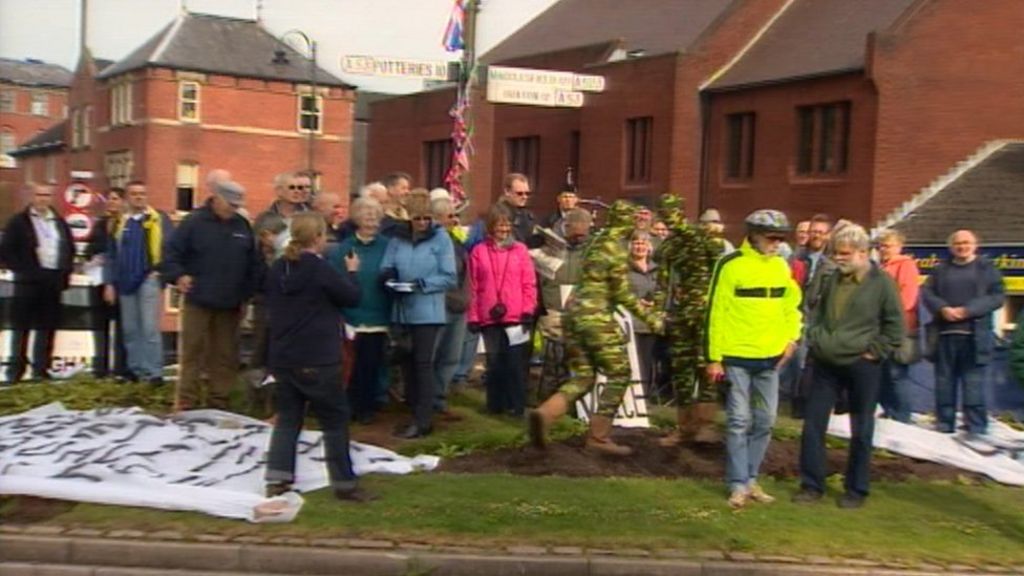Leek roundabout changes: Protesters set up camp - BBC News