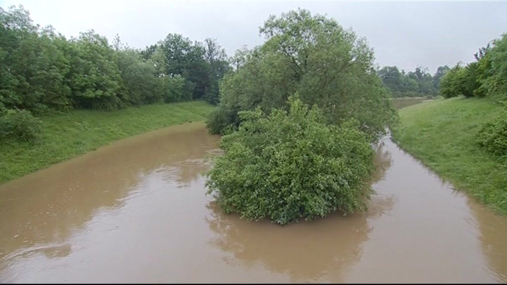 River Mole flood warning issued in Surrey - BBC News