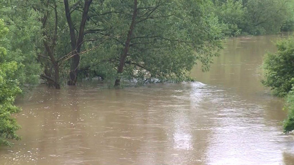 River Mole flood warning downgraded in Surrey - BBC News