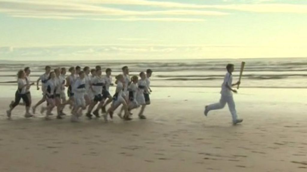 Olympic torch: Handover on 'Chariots of Fire' beach - BBC News