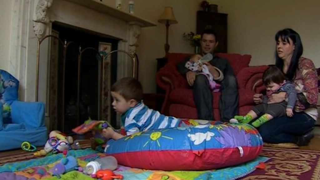 UK measurement of child poverty to be redefined - BBC News