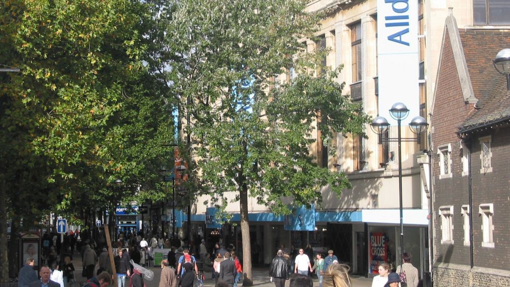 Allders store in Croydon due to shut for last time - BBC News