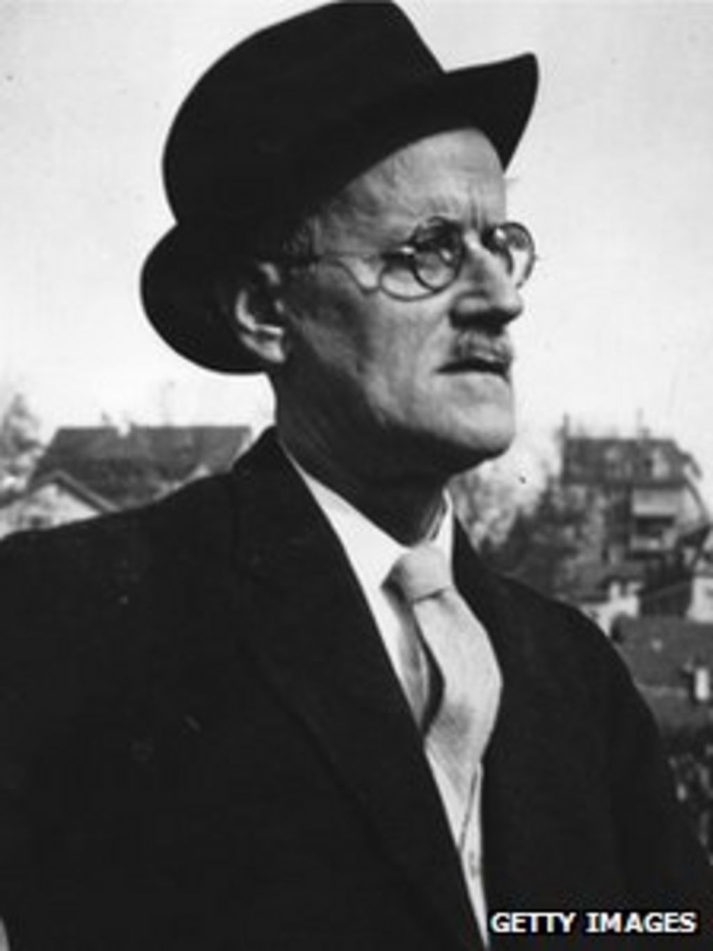 James Joyce's 'Bloomsday' is celebrated in Dublin - BBC News