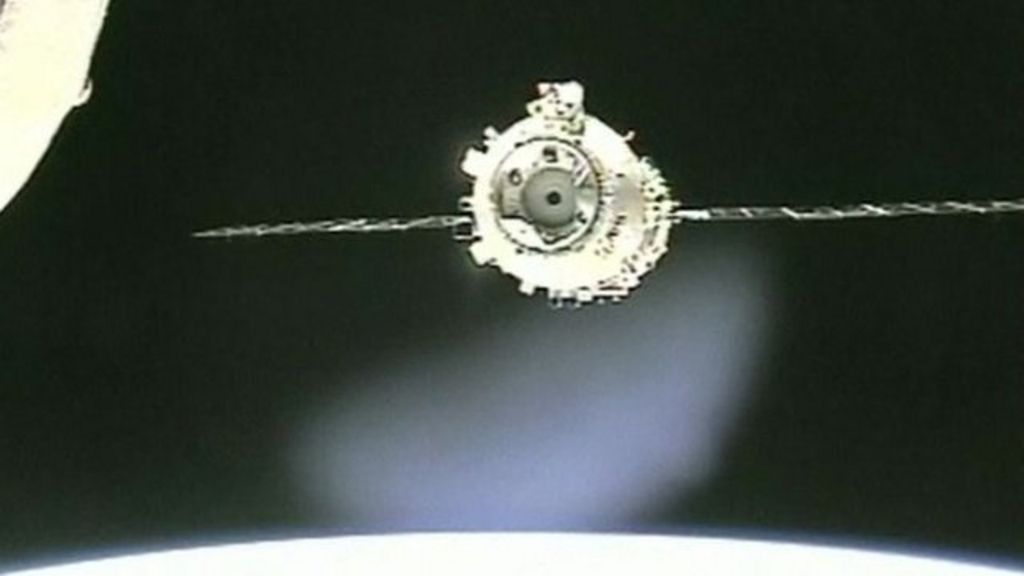 China's Shenzhou capsule docks with space lab - BBC News