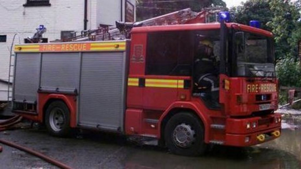 Guys Marsh Prison workshop fire investigation launched - BBC News