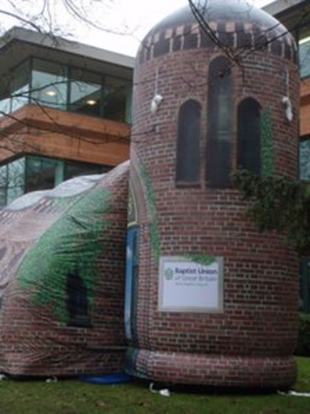 Bedfordshire village set to welcome inflatable church - BBC News