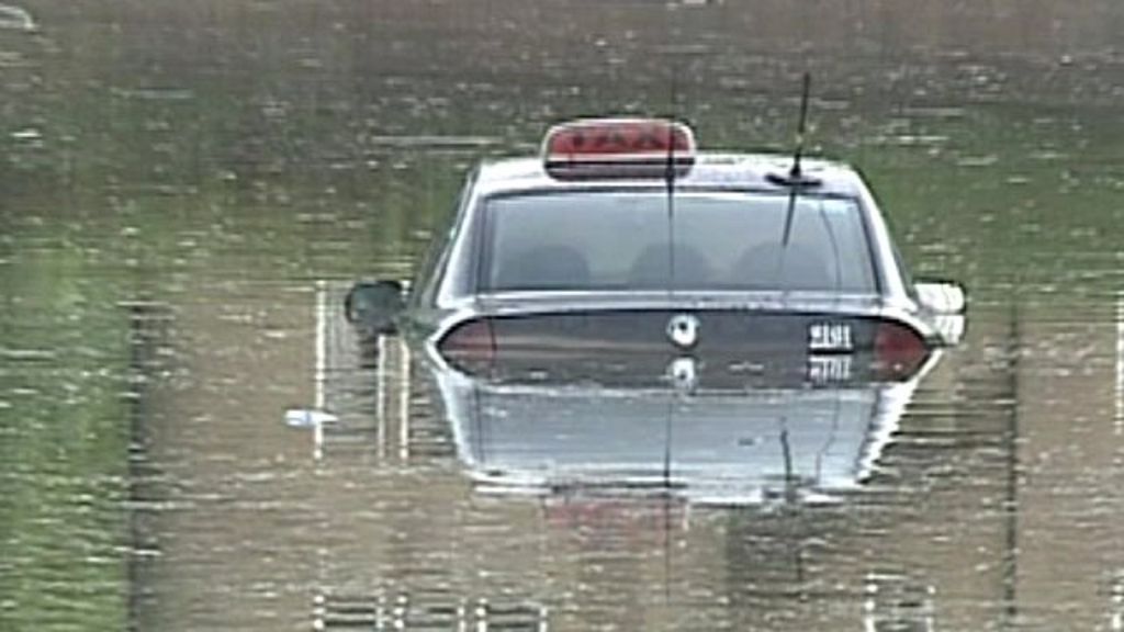 Floods chaos: 'I dumped the car' - BBC News