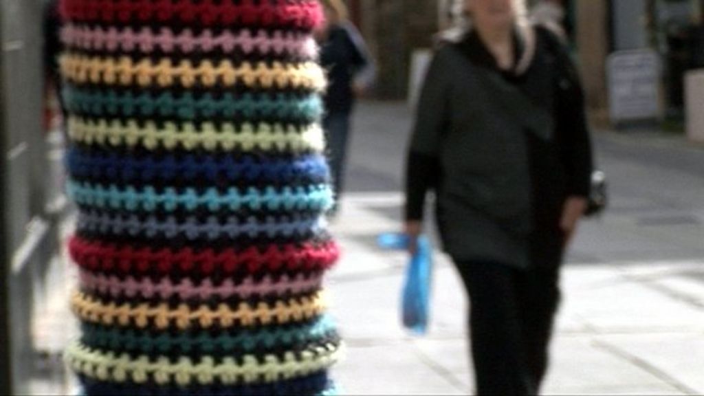 Guerrilla knitters brighten up Kirkwall - BBC News