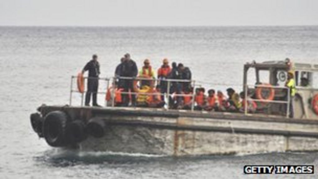 Indonesia to work with Australia on people-smuggling - BBC News