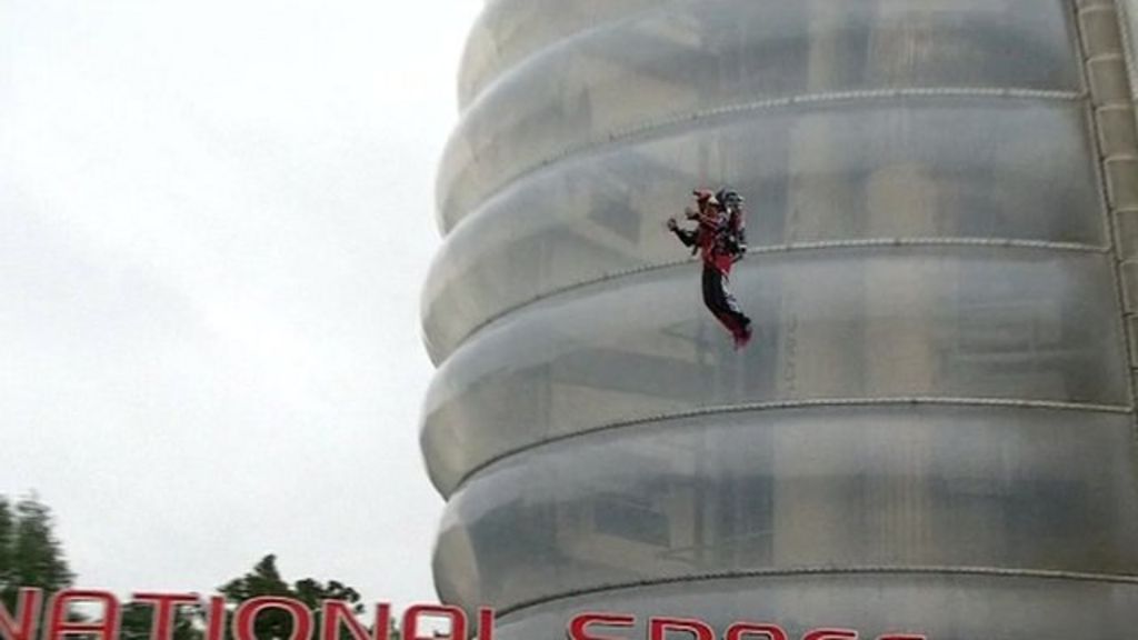 Jet Pack Man takes Olympic torch - BBC News