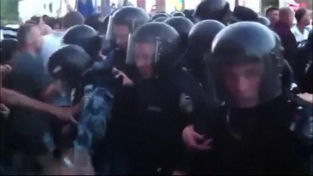 Ukraine police clash with Kiev crowd - BBC News