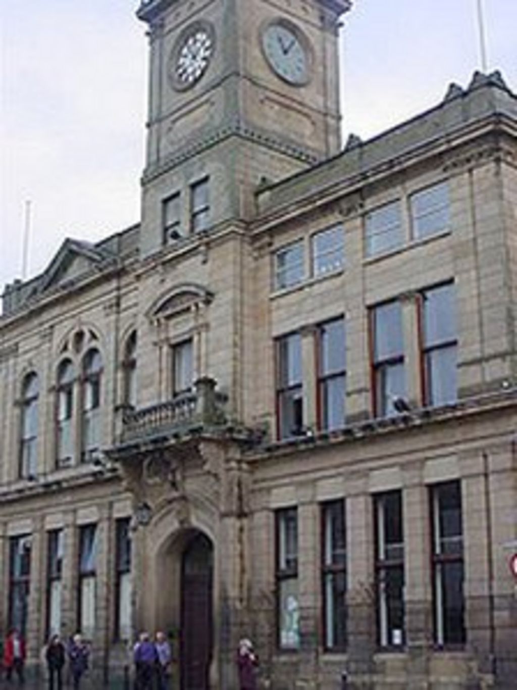 Welshpool town hall restoration costs more than double - BBC News