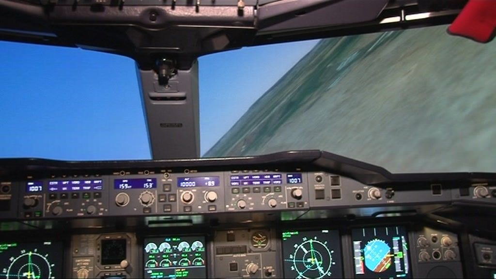 Simulators recreate 'total reality' for airline pilots - BBC News