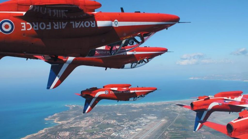 Highs and lows: Behind the scenes with the Red Arrows - BBC News