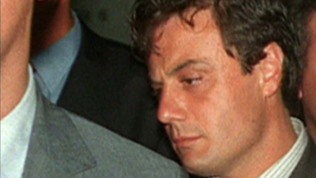 'Top Syrian defector' Manaf Tlas flees for Paris - BBC News