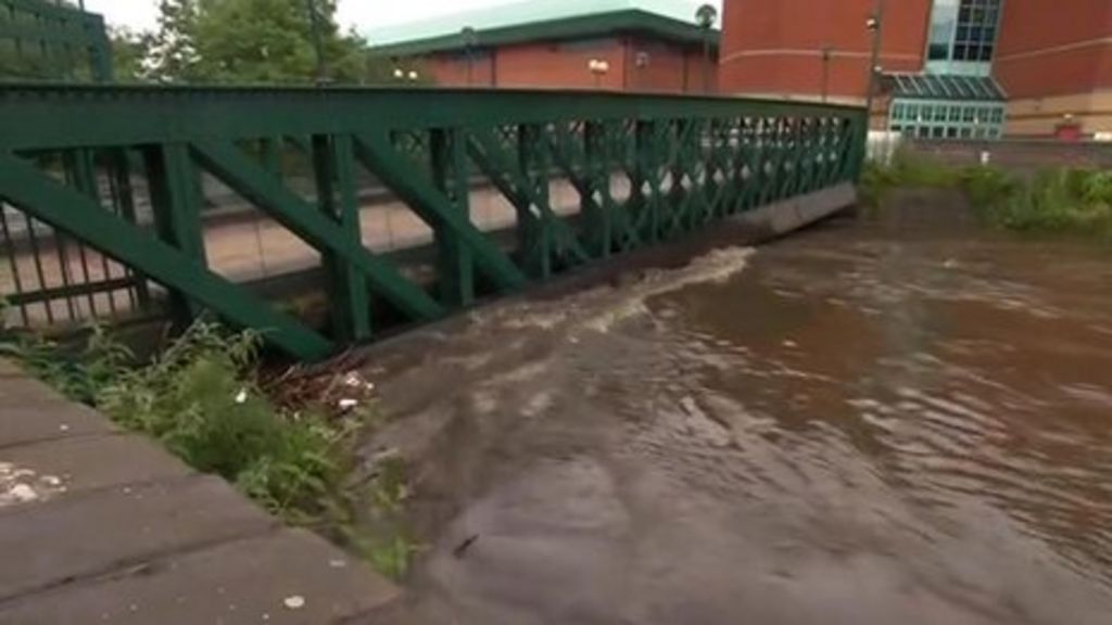 Flooding fear in Sheffield prompts command centre set up - BBC News