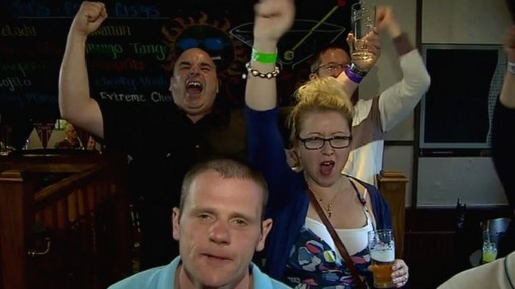 Dunblane residents celebrate as Murray reaches final - BBC News