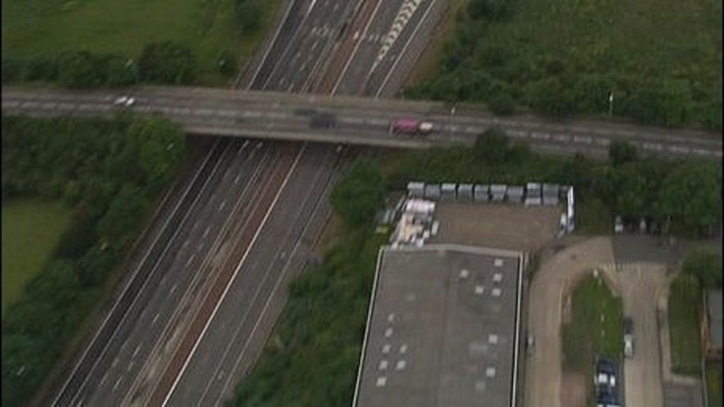 M4 motorway London to Heathrow section closed - BBC News