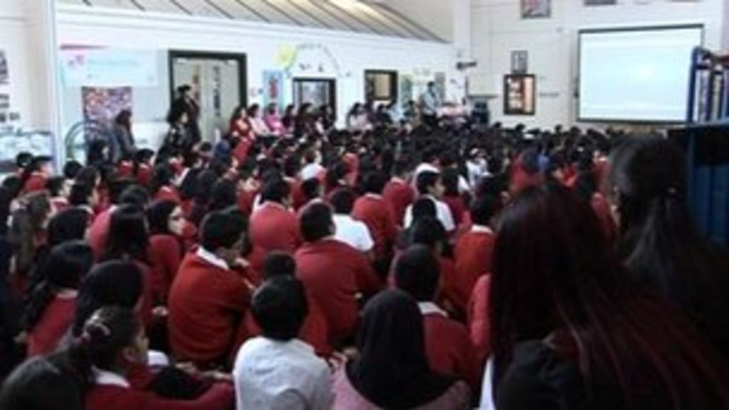 Bradford Manningham school wins best primary award - BBC News