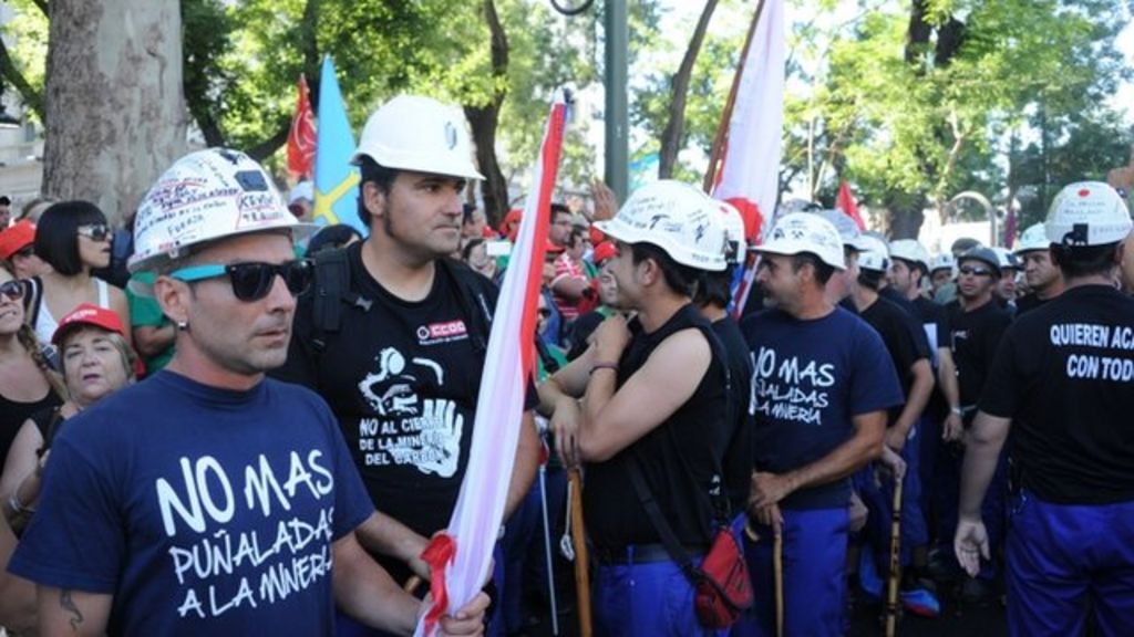Thousands protest against Spanish cuts - BBC News