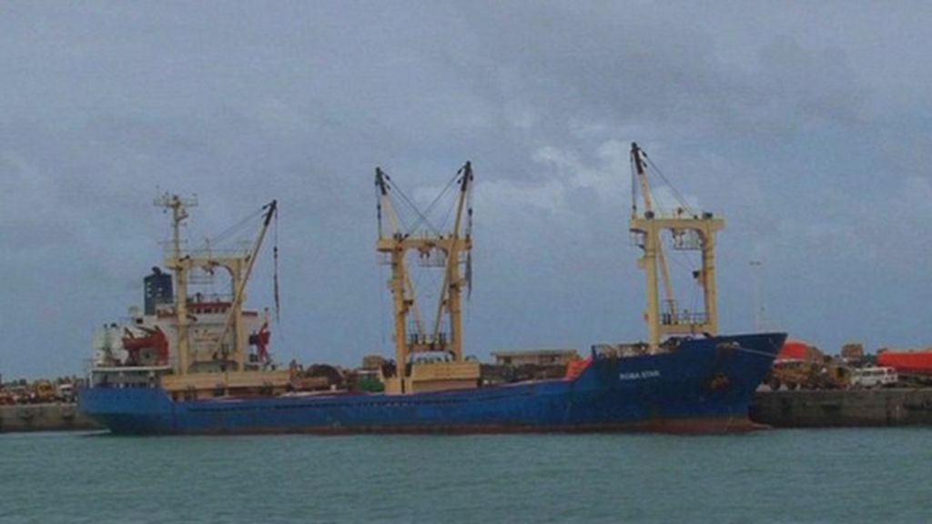 Income on the rise in Mogadishu's renovated port - BBC News