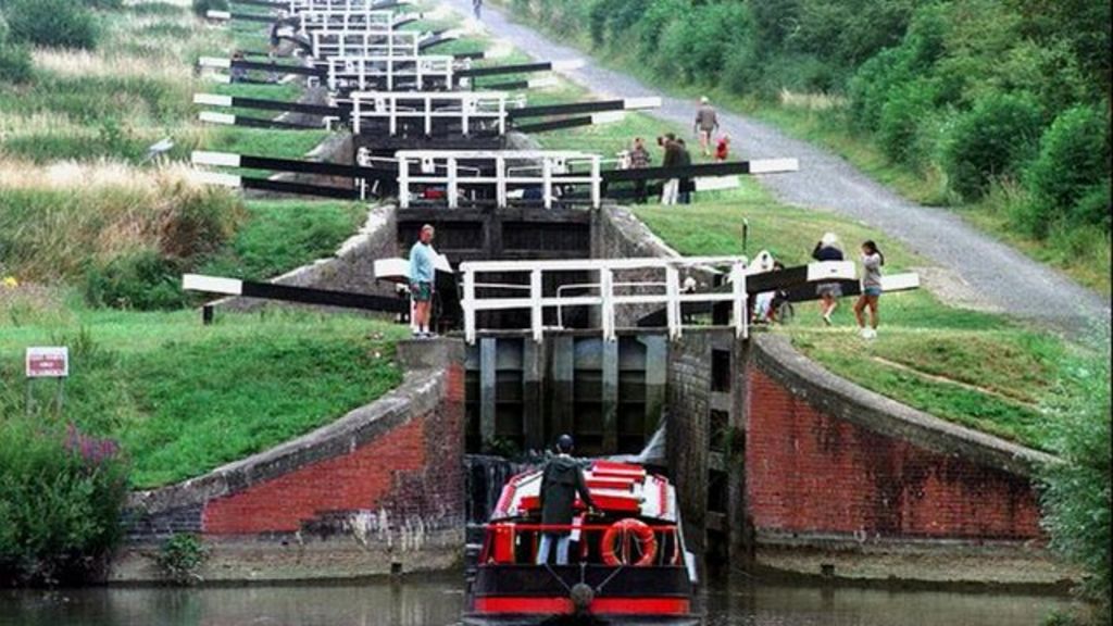 Streetview trike captures popular British canal scenes - BBC News