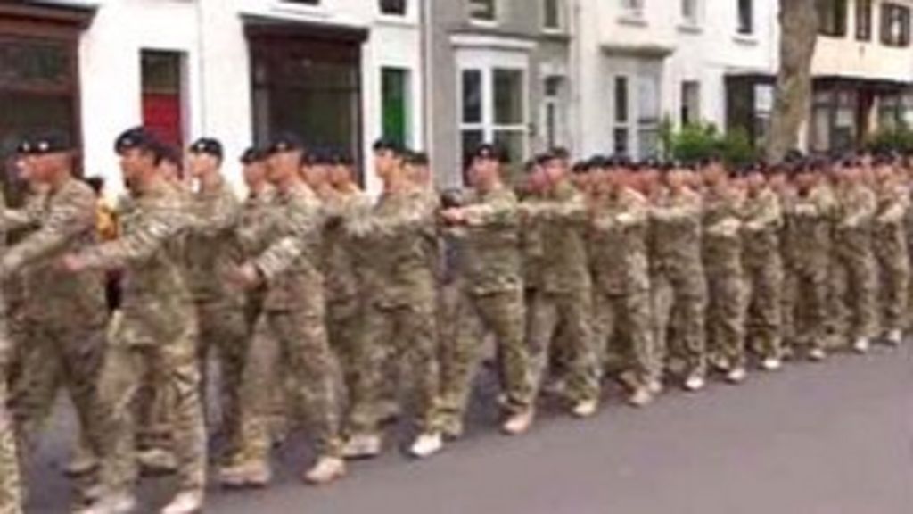London 2012: Welsh Cavalry and 1 Rifles soldiers on standby - BBC News