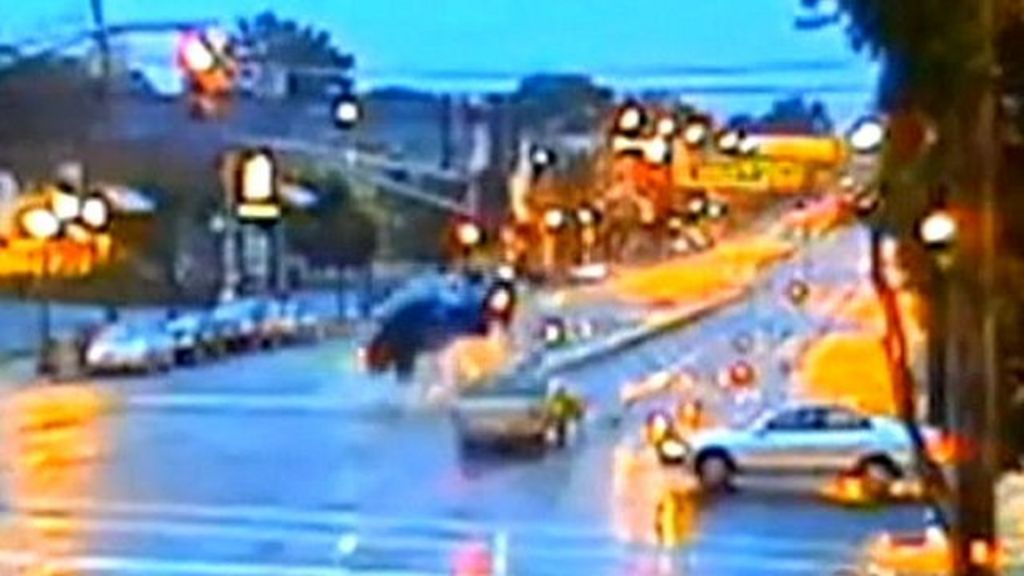 US police release video of red light crash - BBC News