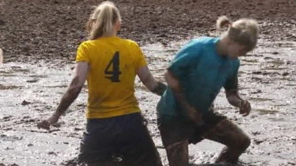 Glorious mud: World Swamp Football Championship held in Finland - BBC News