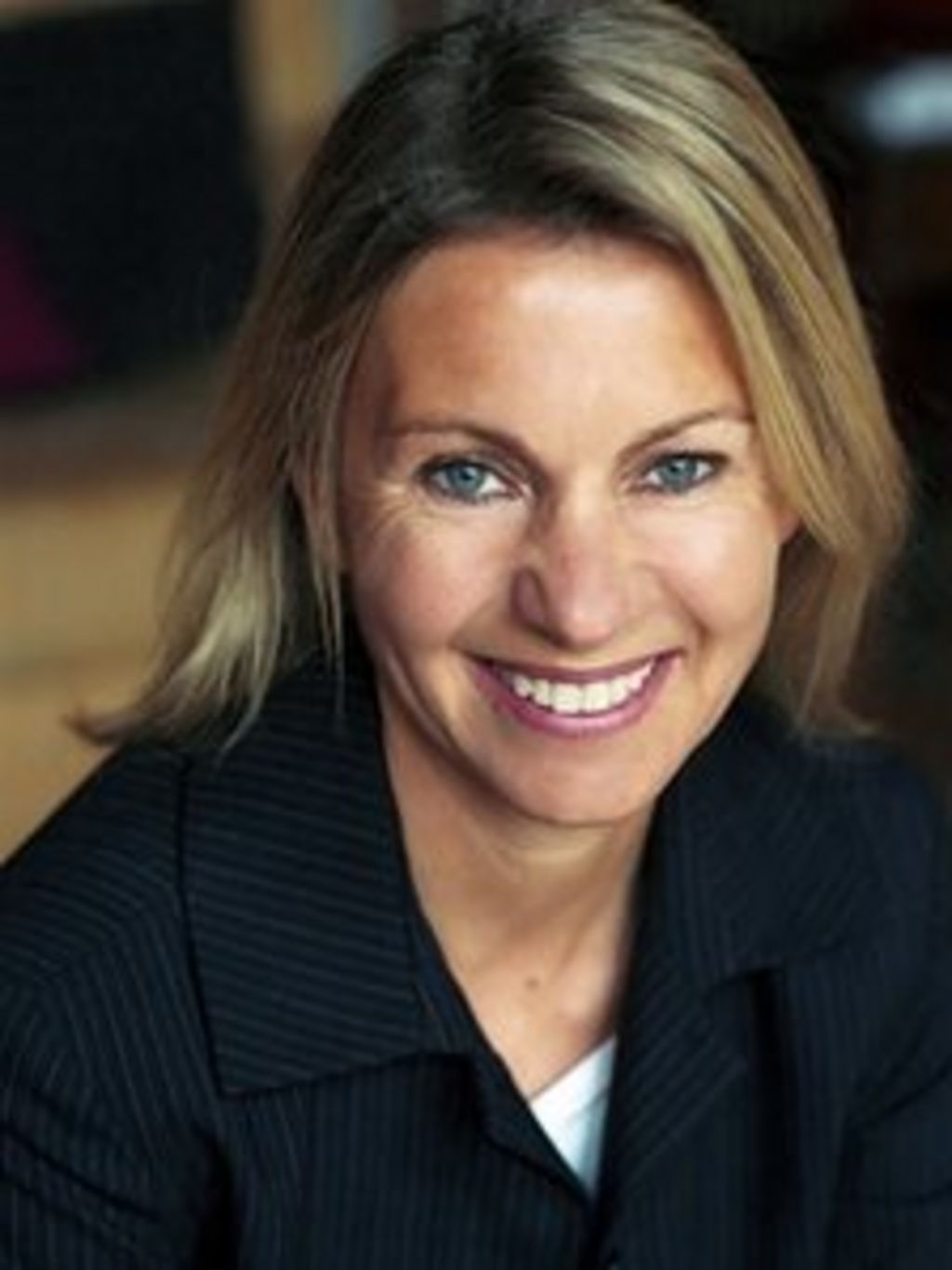 Kate Mosse writes play with lead roles for 'older actresses' - BBC News