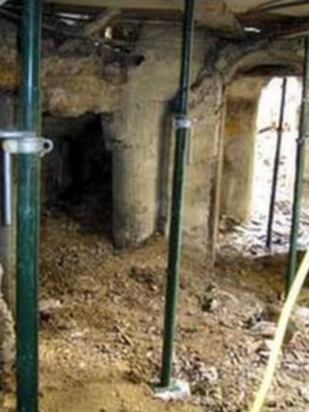 'Mole Man' home in Hackney sold for £1.12m - BBC News