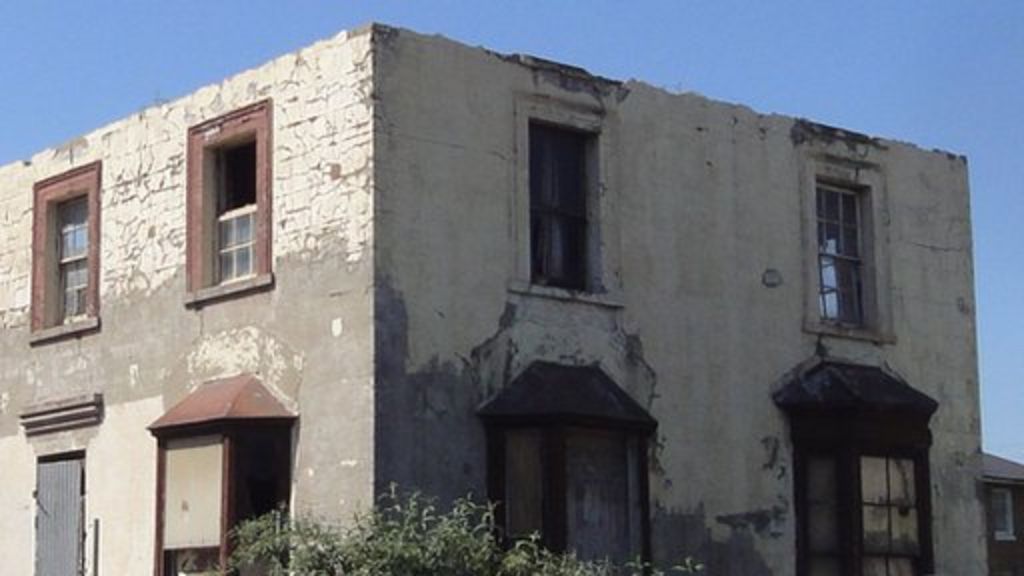 'Mole Man' home in Hackney sold for £1.12m - BBC News