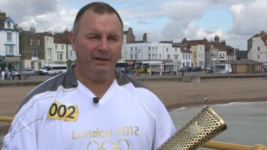 London 2012: Prison instructor runs with torch in Deal - BBC News