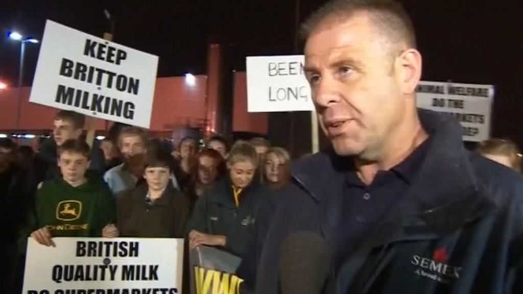 Farmers stage protest against supermarket milk prices - BBC News