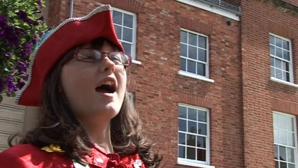 Oxfordshire junior town crier told she is 'too old' - BBC News