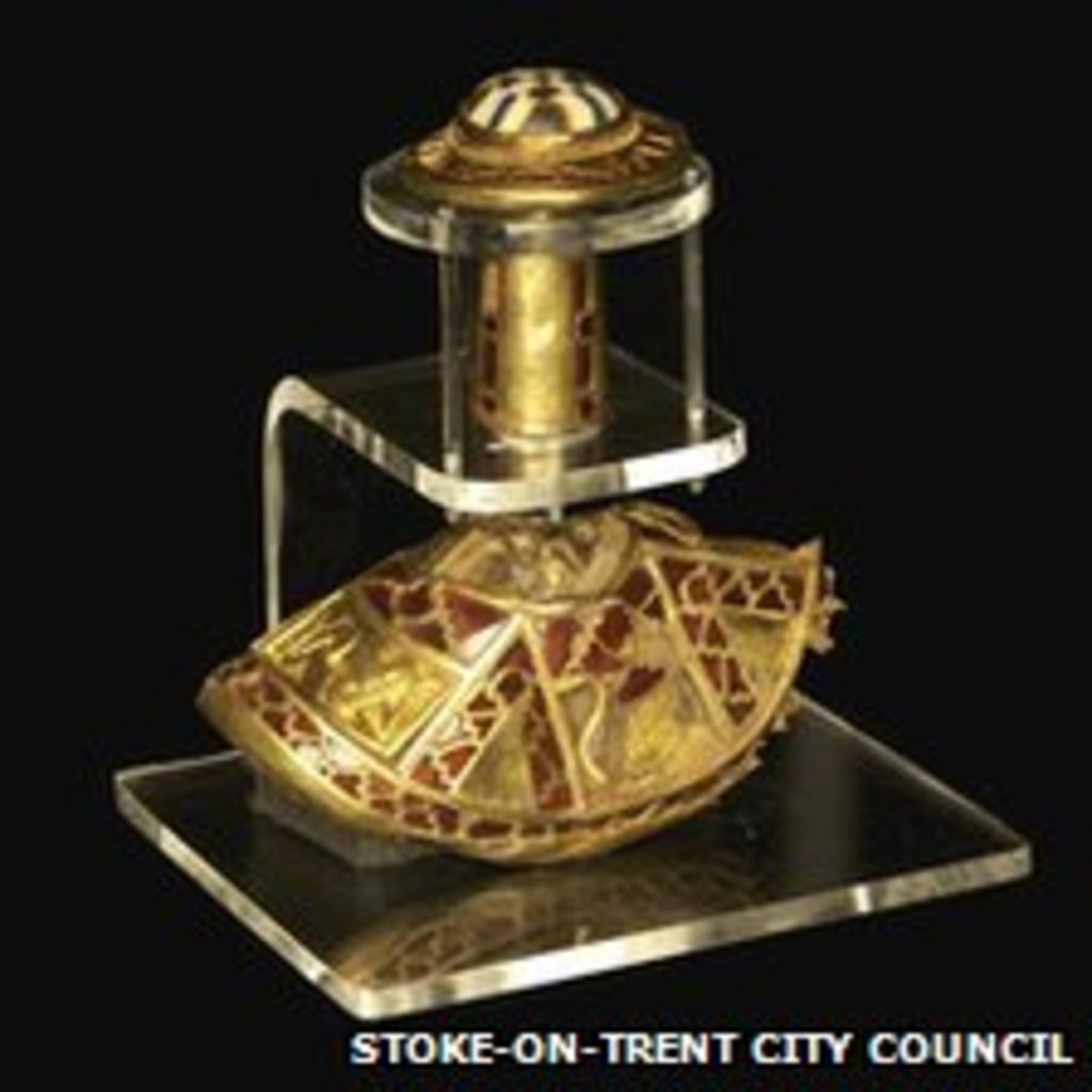 Largest Staffordshire Hoard display goes on show - BBC News